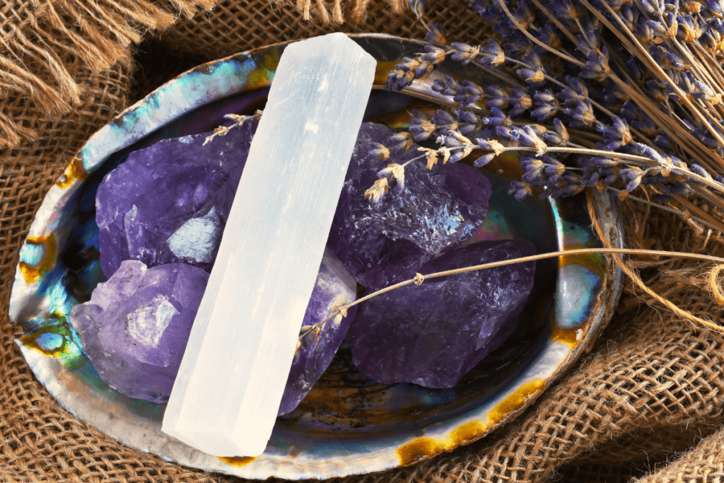 Full Guide To Selenite vs. Clear Quartz (This Is The Difference)