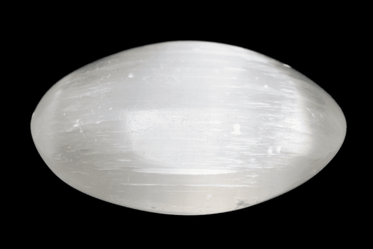 Full Guide To Selenite vs. Clear Quartz (This Is The Difference)