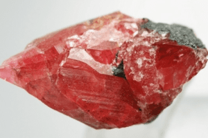 Full Guide To Rhodonite vs. Rhodolite (This Is The Difference)
